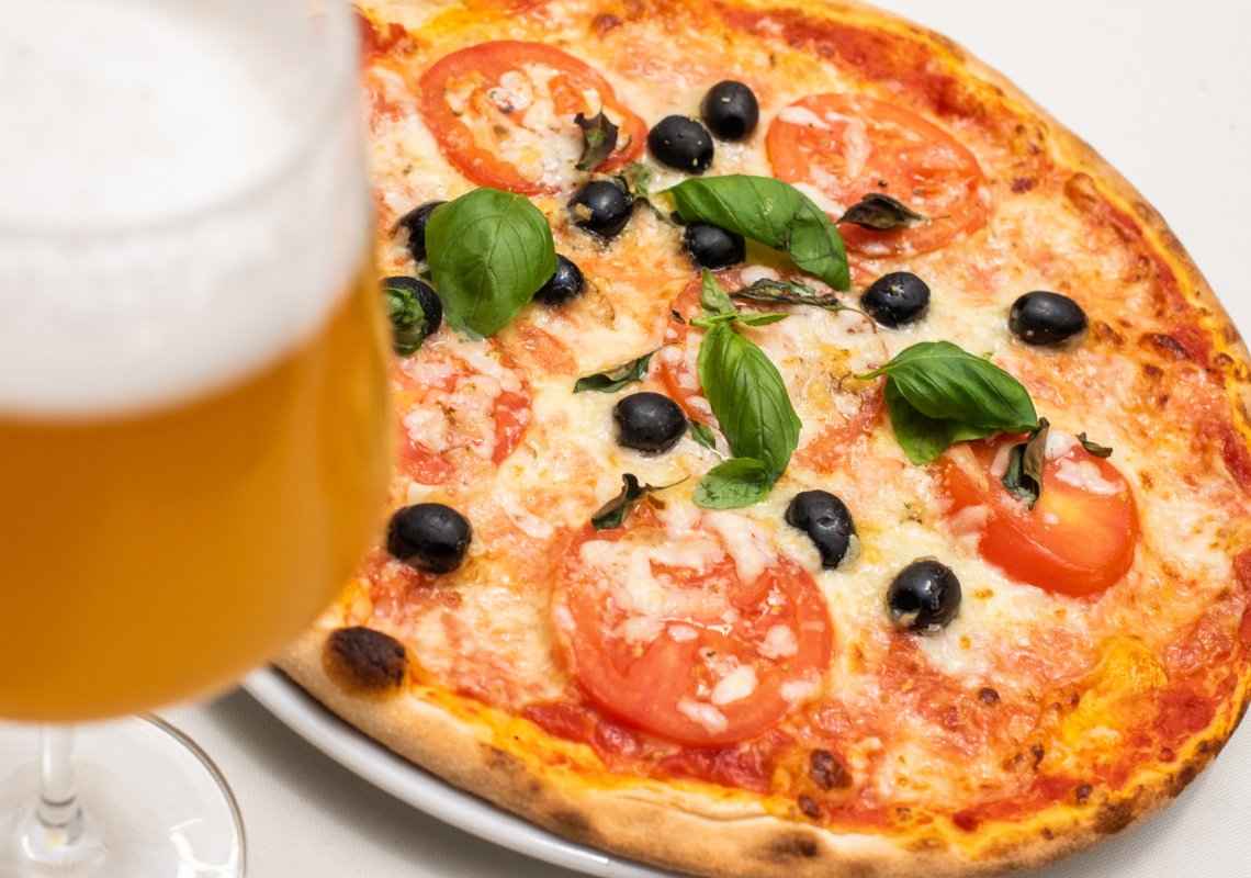 Pizzaliebhaber Kommen Bei Pizzeria Meraner Voll Auf Ihre Kosten Pizzaliebhaber Kommen Bei Pizzeria Meraner Voll Auf Ihre Kosten